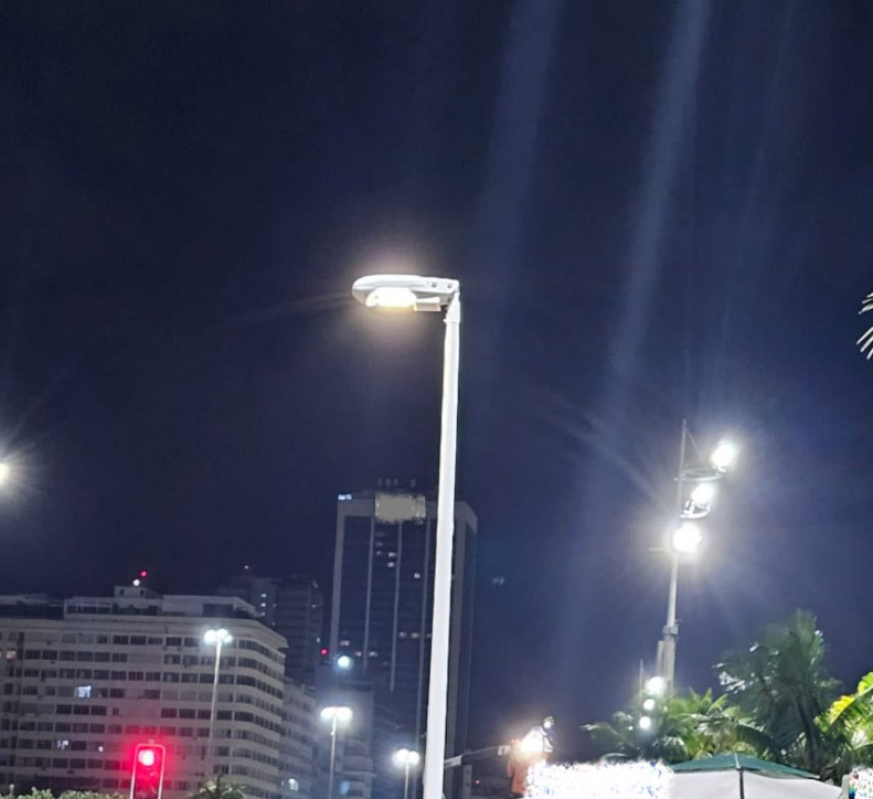 Juganu e Qualcomm instalam luminárias inteligentes na Praia de Copacabana